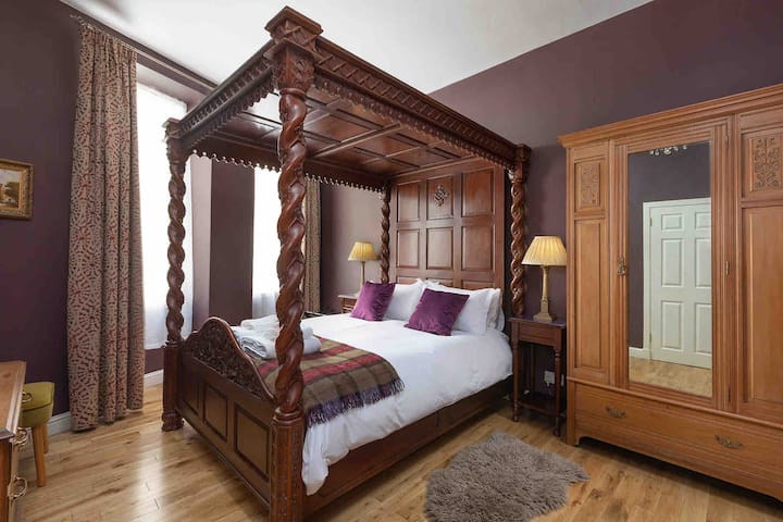 Laird’s Lodge  - Stunning Castle View - Old Town - Edinburgh