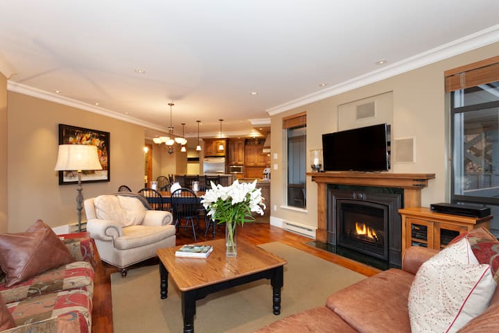 Bright Corner Unit With Mountain Views & Hottub - Whistler