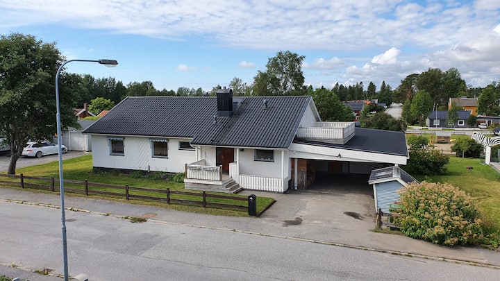 Mysigt Hus Med 9 Sovrum Nära Natur Och Sca & Hamn - Holmsund