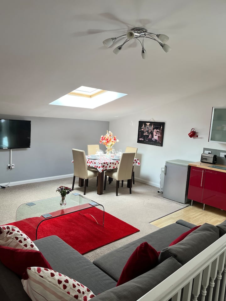 Lovely 1 Bedroom Apartment/loft Sleeps Up To 4 - Cowbridge