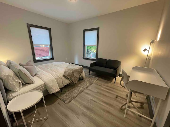 Large Bedroom + En-suite Bath 2b - Quincy, MA