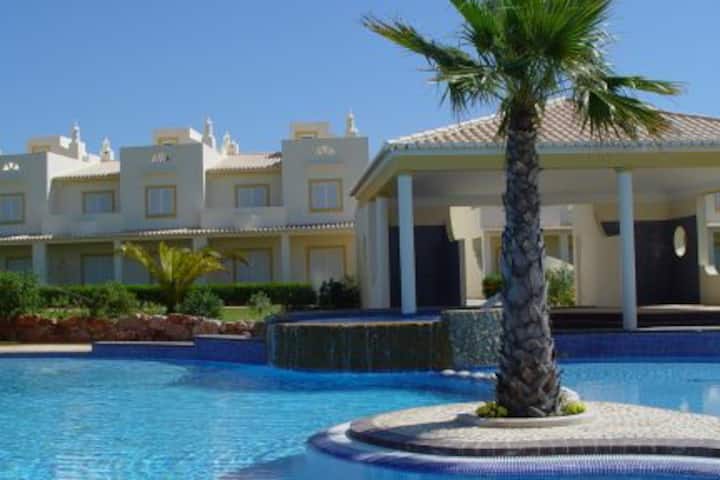 Comfortable 2 Bedroom Home With Shared Pool - Praia da Luz
