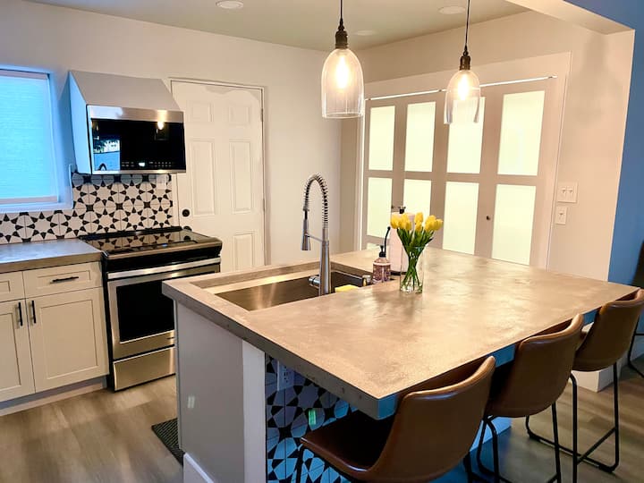 1 Bedroom Stunner-beautiful Kitchen! - Albuquerque, NM