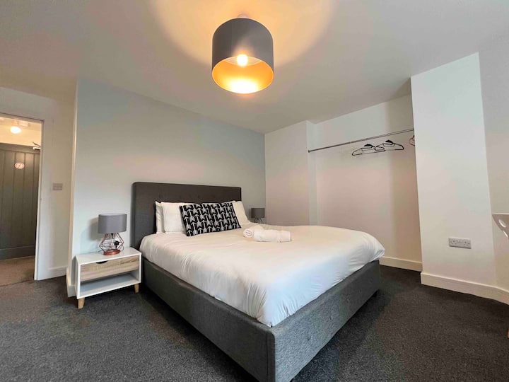 Lovely 2-br Flat Near Salford Royal | Free Parking - 샐퍼드