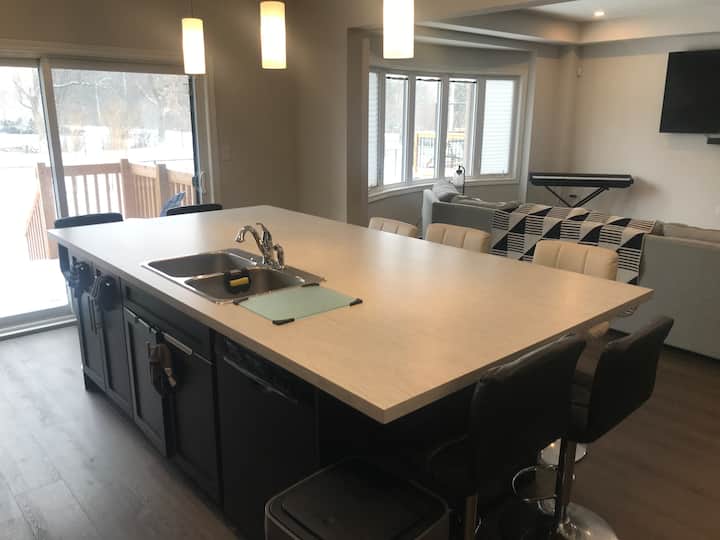 New Executive Home With 2 Bedrooms + 2.5 Bathrooms - Fort Érié