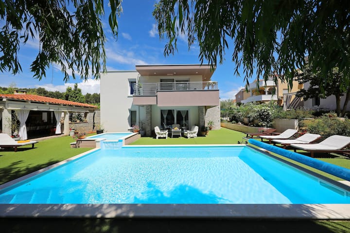 Villa Sa Bazenom I Saunom - Zadar