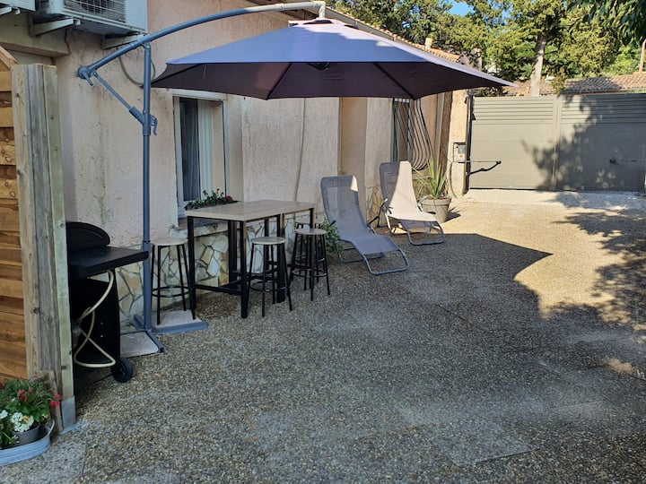 Dans Son éCrin De Verdure, Appartement Indépendant Dans Maison.
Emplacement Voiture à Proximité. - Nîmes