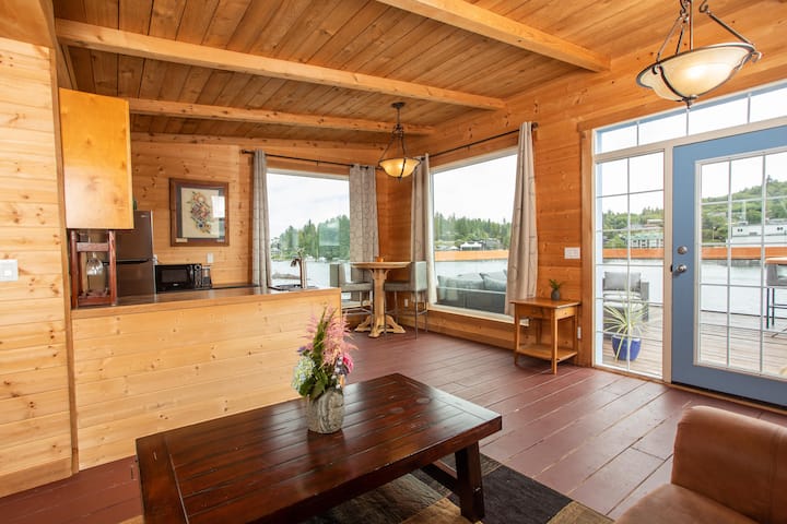 4 Best Houseboats In Vancouver Island, Canada | Trip101