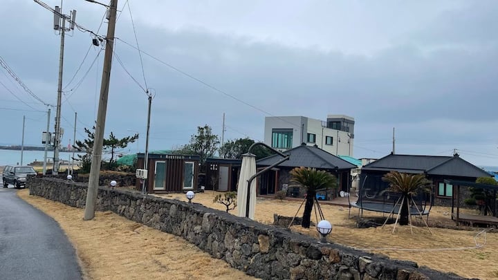 '제주온'은  제주시 구좌읍 평대해변 바로앞, 한달살기 가능한 독채펜션입니다.(바깥채) - Jeju-do