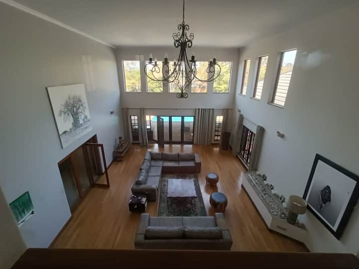 Beautiful 8 Bedroom Villa With Large Garden & Pool - Lilongwe