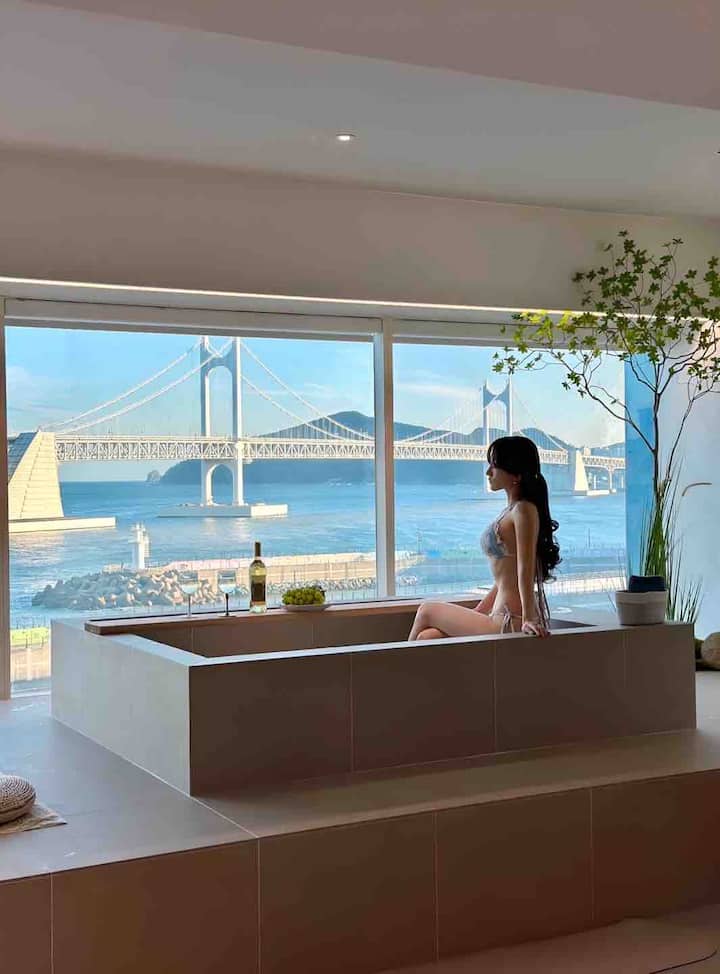 광안대교뷰/모던감성/이벤트꽃주문가능/싱잉볼/보드게임/최대6인/자쿠지/와인1병제공/12시퇴실 - Pusan