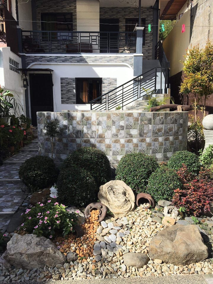 Hbgm Guesthouse With Balcony La Famille Baguio - Baguio