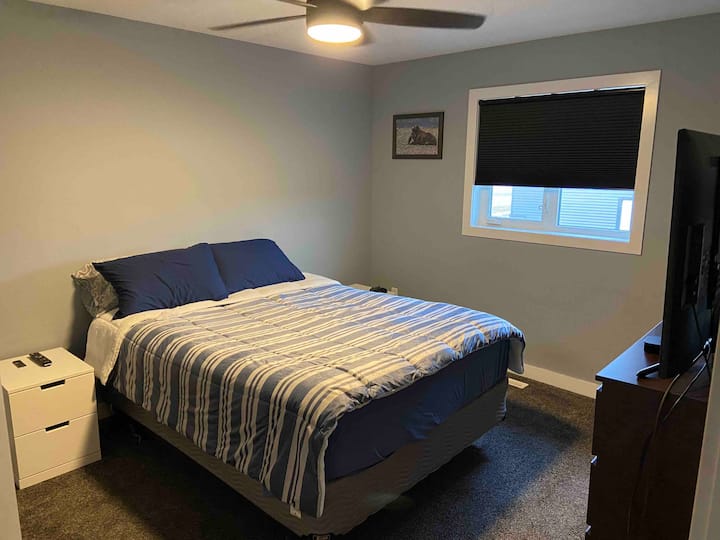 Hot Tub, Tv, Comfy Home 1 Bedroom For Rent - Lloydminster