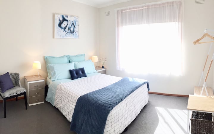 *Fernly* B’fast Wifi, Pets, Walk2food, Liquor - Avalon Airport