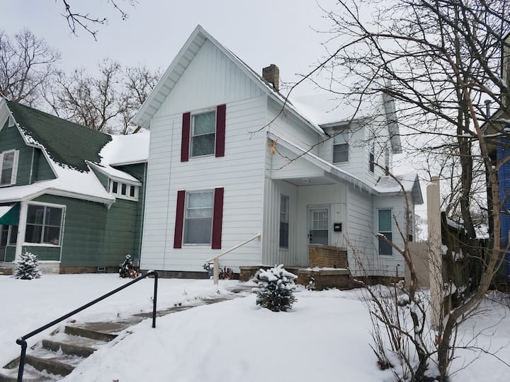 Downtown 2-story Grand Rapids Cottage - Grand Rapids, MI