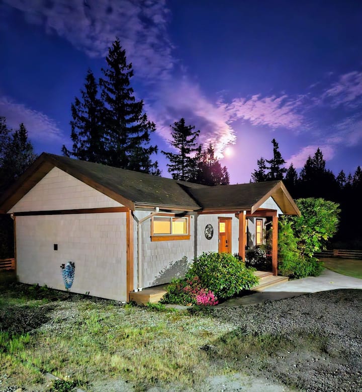 Three Bears Cottage - Roberts Creek