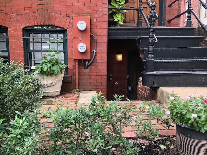 Cozy Capitol Hill Flat 5 Minutes Walk Metro-shops! - Washington, D.C.