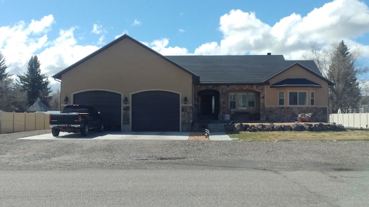 Amy's Door - Sleeps 9-huge Basement, Hot Tub/yard - Panguitch, UT