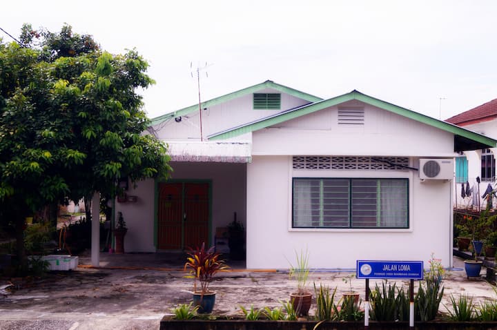 Single Storey Bungalow In A Village Setting - Kampar