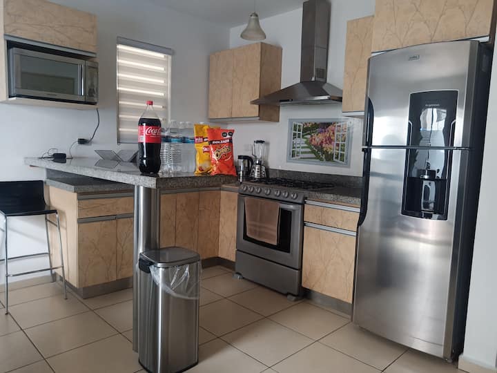 Casa Turquesa Cerca Del Aeropuerto Con Alberca. - Monterrey