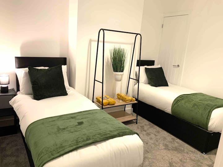 The Hughenden Townhouse | Free Parking | Wifi - Leicester