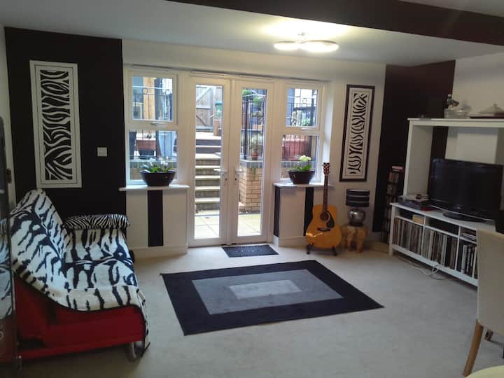 Ensuite Room, Parking, Guest Lounge - Horsham