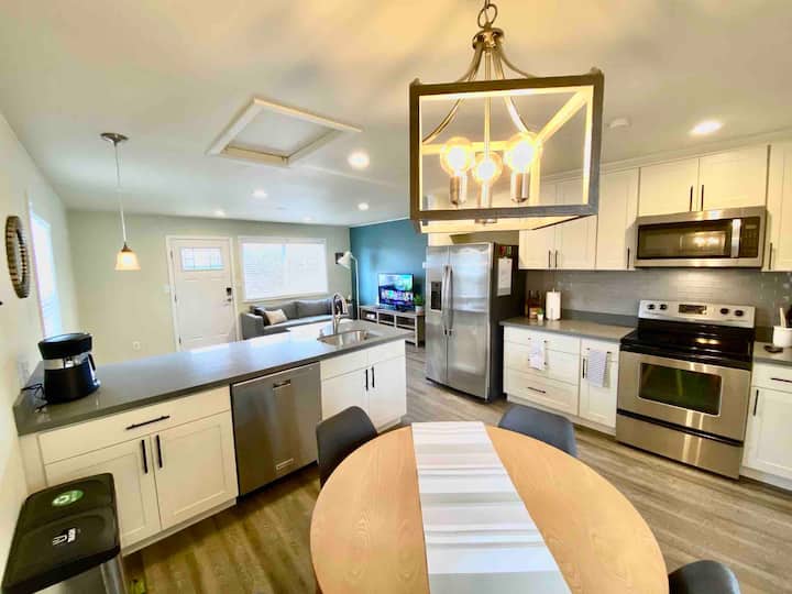 Welcome To Sweet Home! *Fully Fenced Private Yard* - Renton, WA