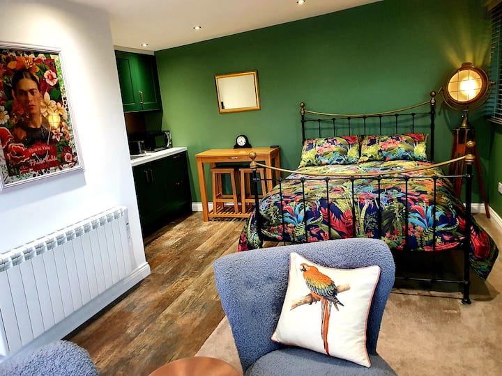 The Snug
(Self-contained On The Cotswold Way Aonb) - Tewkesbury