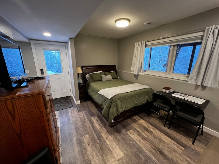 Peaceful, Wooded Studio Basecamp! - Anchorage, AK