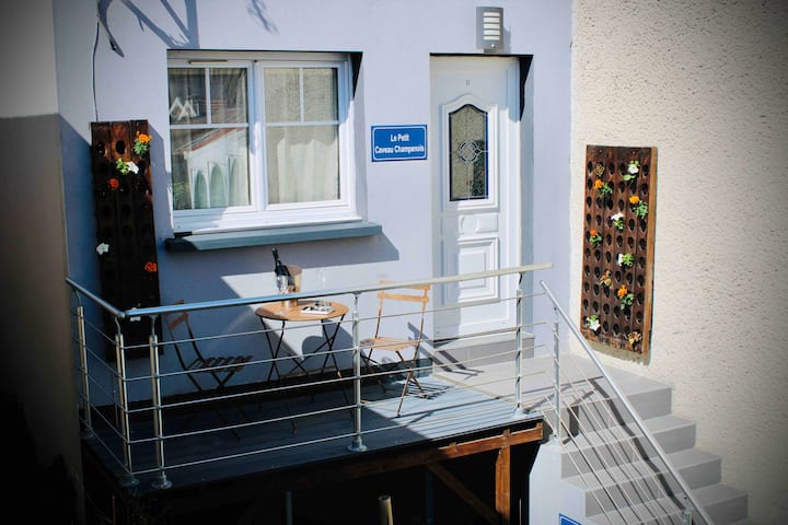 Le Petit Caveau Champenois Et Sa Terrasse A Reims - Marne