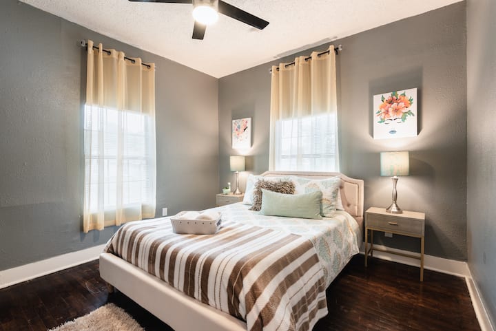 Super Cozy Cottage, Near Downtown, Zoo, The Pearl - San Antonio, TX