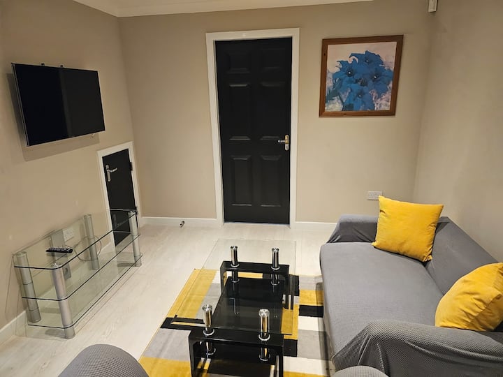 Superb 3 Bed Home Away From Home Near M8 W/parking - Glasgow