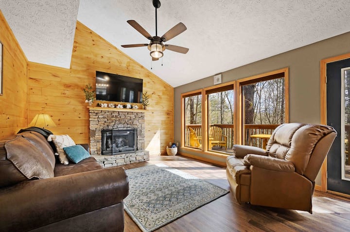 Game Room, Hot Tub, Perfect Gatlinburg Location! - Gatlinburg, TN