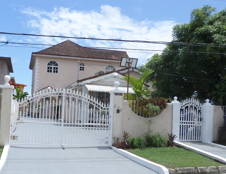 Leon's Luxury Montego Bay Home - Montego Bay