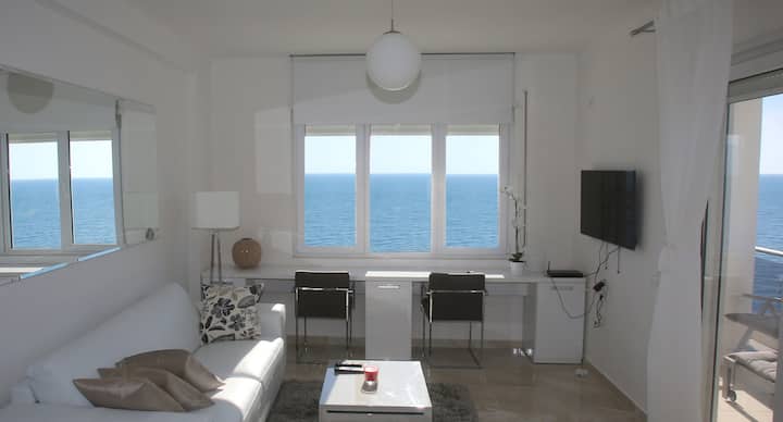 A White Residence Luxury Sea Front 1 B/r Apartment - Sarandë