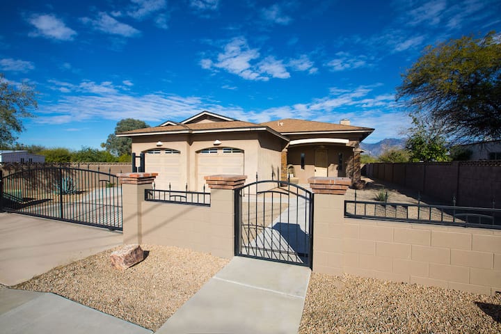 Centrally Located 3 Bed 2 Bath House - Tucson, AZ