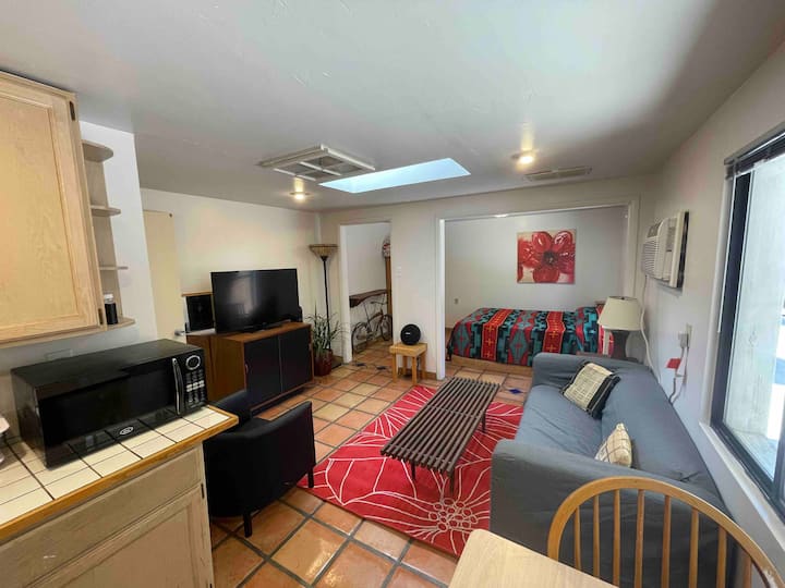 Adorable 1 Bed Guesthouse With Parking & Laundry - Tucson, AZ