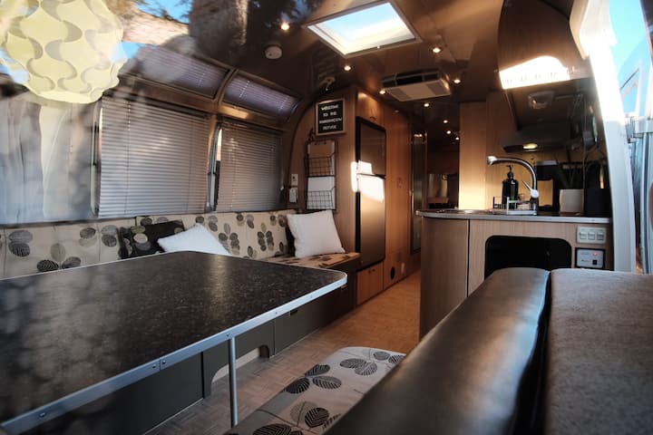 • Luxury Airstream Dream • •Hot Tub• Hygge Time• - Sequim, WA