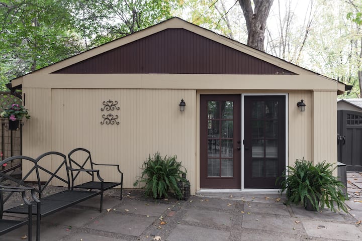 Cozy Garden Suite On The Park - Toronto