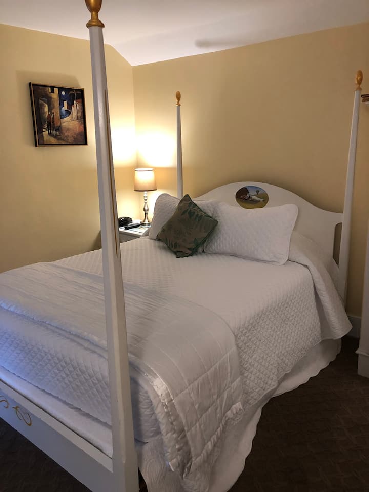 Colonel Blackinton Inn Room #8 - Foxborough, MA
