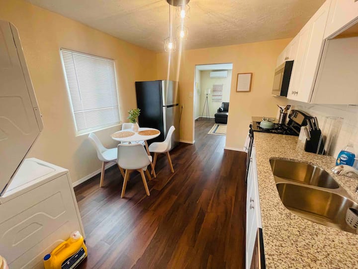 Freshly Remodeled Fully Equipped Stay Here! - Albuquerque, NM