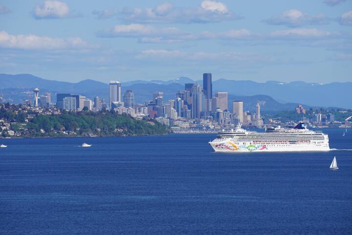 Island Waterfront Escape - Perfect Vacation Home - Bainbridge Island, WA
