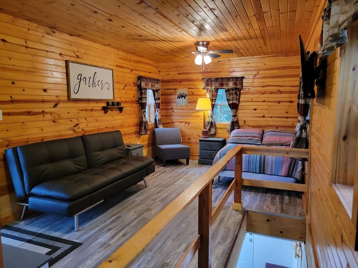 Cozy Cabin Down On The Farm. - West Virginia