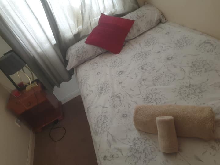 55 Monmouth Close Is A Walking Distance To Shops. - Aylesbury