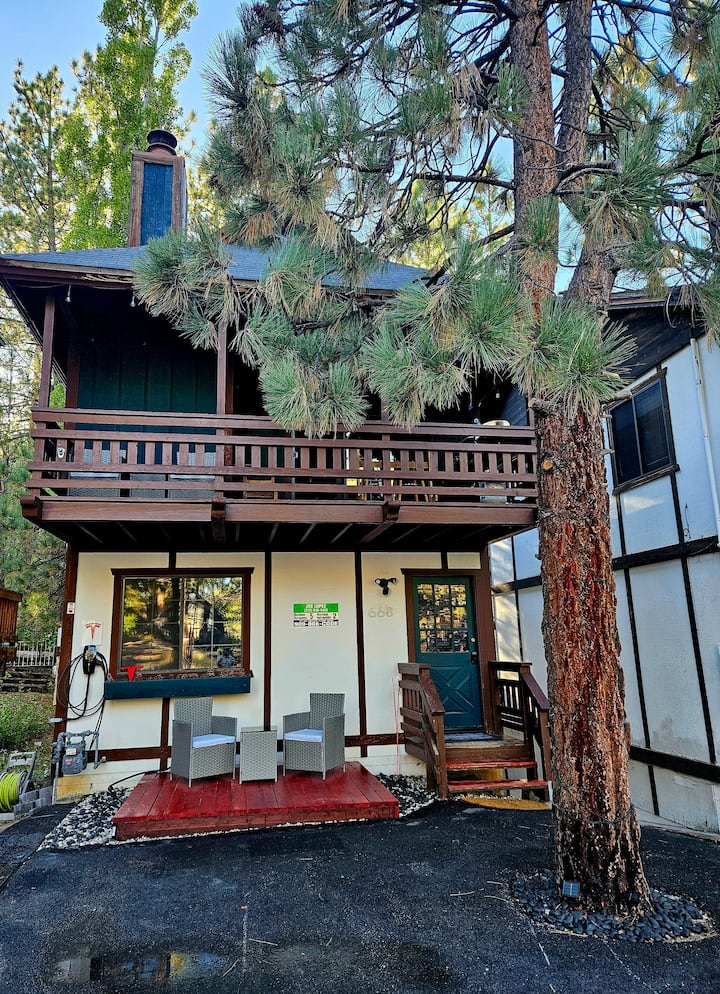Village Cabin & Rv Parking - Big Bear Lake, CA