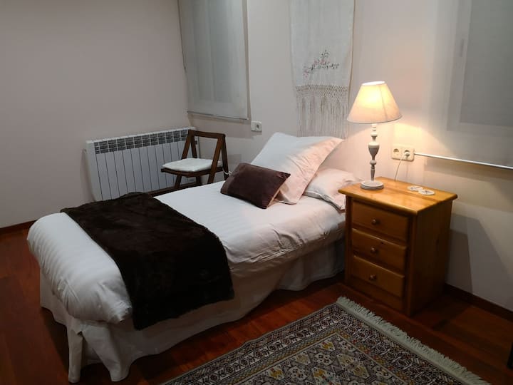 Habitación Grande Luminosa, Baño Privado Completo. - Barcelona