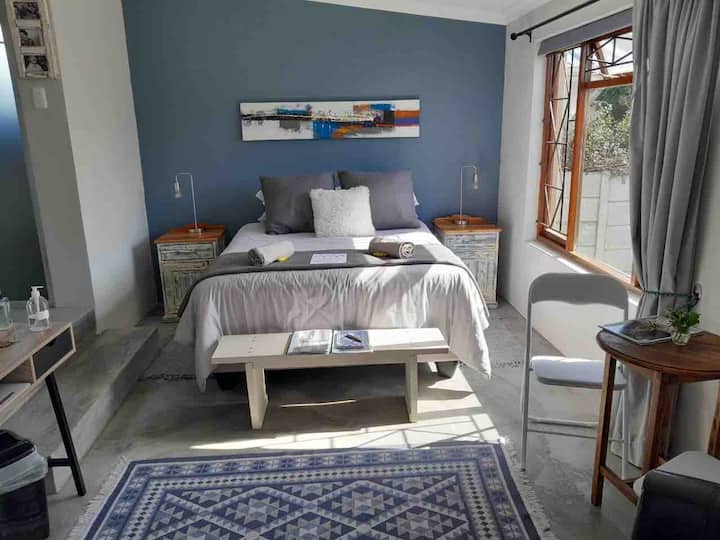 Modern Stylish Bedroom With En-suite Bathroom - Mossel Bay