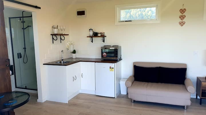 "Lynbre Lodge" Private Cabin,  Gorgeous Sunsets - Ōtaki