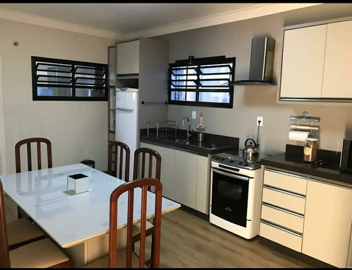 Apartamento No Centro Com 150m2 Próximo Da Praia! - Imbituba