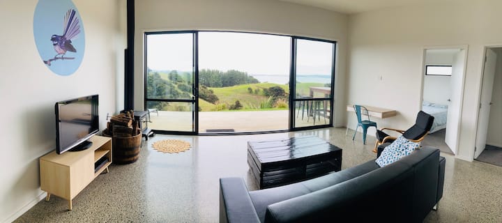 Luxury Off-grid Rural Retreat With Harbour Views - Raglan